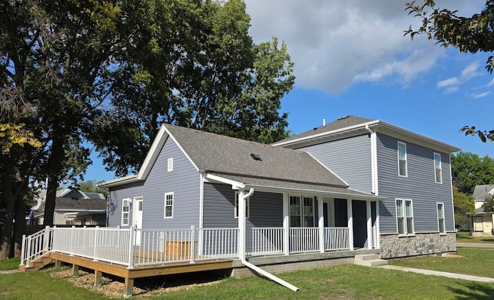 Luxury Downtown Cedar Falls Retreat | Sleeps 12 - Waterloo, IA