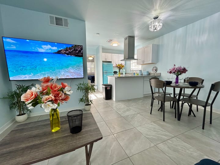 Charming Coastal Getaway Retro Kitchen & King Bed - Brent, FL