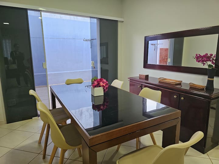 Casa Com Churrasqueira Bem Localizada - Maringá