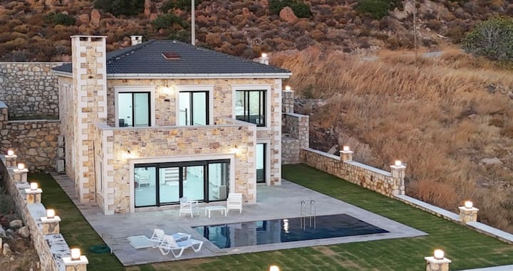 Foça Da 6+1 Havuzlu Taş Villa - Foça