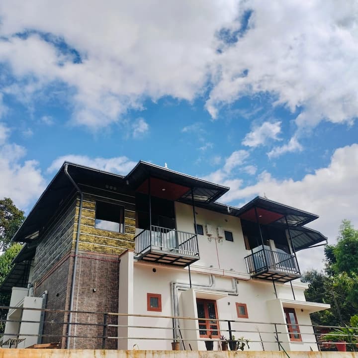 Half Moon-8 Bedroom Holiday Home - Munnar