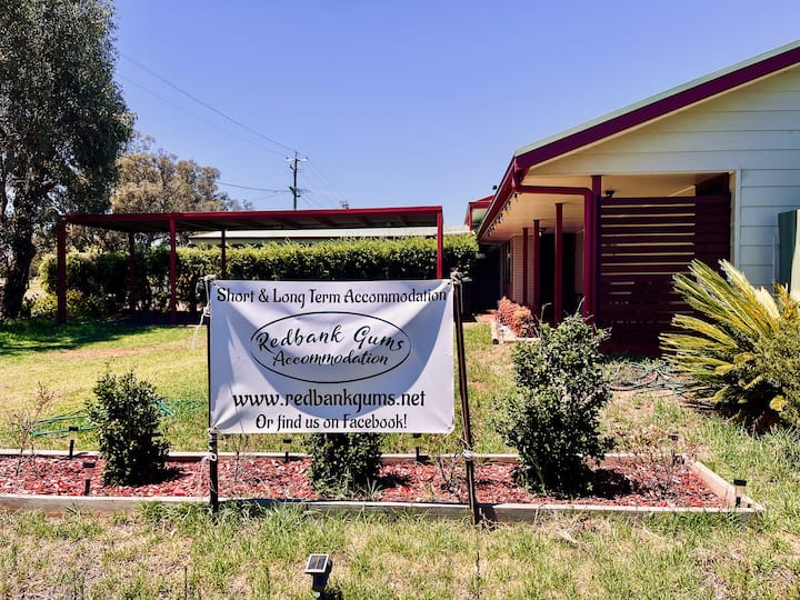 U2 Spacious 1-bedroom Unit • Queen Bed & More - Dunedoo