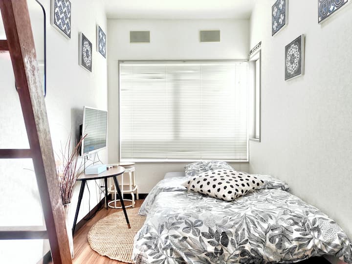 H&池袋ハニービー・jr池袋駅から徒歩10分・交通便利エリア・ロフト部屋ワンルーム・最大３名宿泊可能 - Ikebukuro