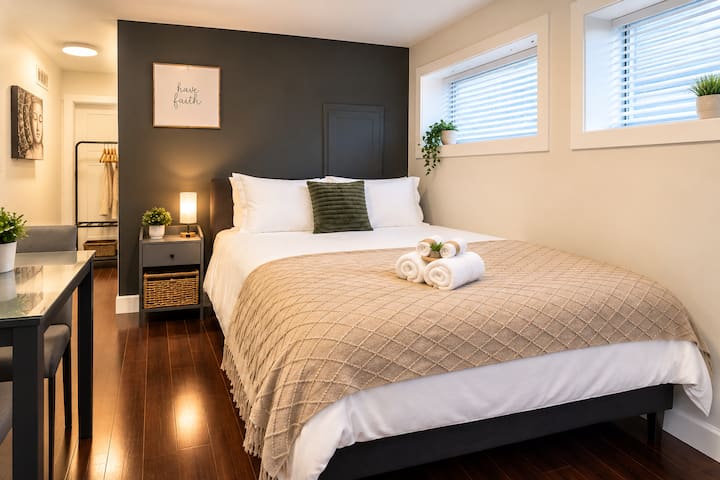 Modern Private Suite | Kitchenette + Laundry - Burnaby