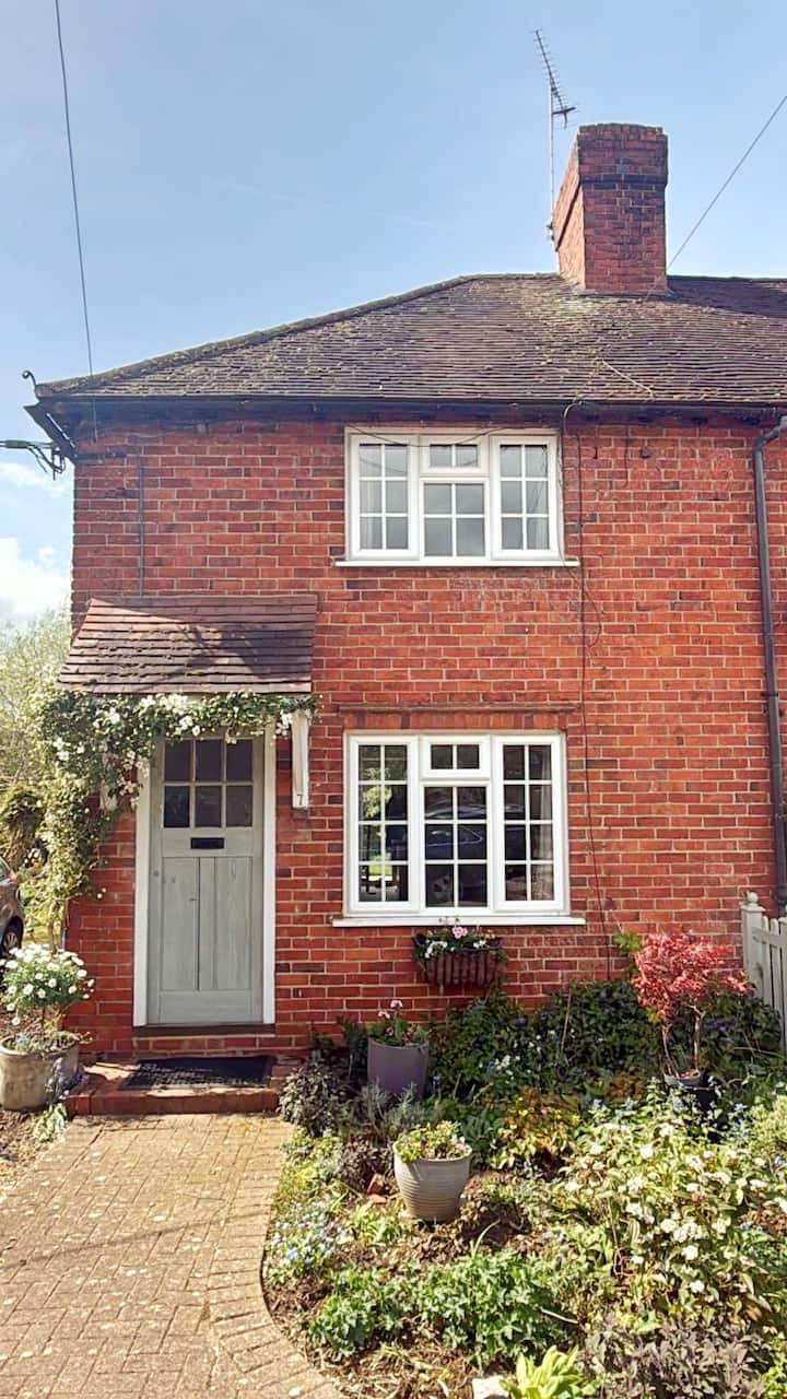 Charming Cookham Village Cottage, Near Thames Path - Beaconsfield, UK