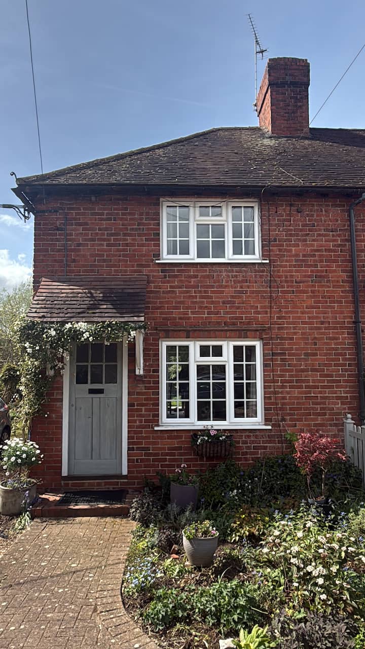 Charming Cookham Village Cottage, Near Thames Path - Beaconsfield, UK