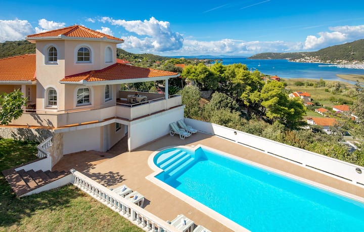 Ruhige Luxusvilla Mit Meerblick Und Pool - Rab