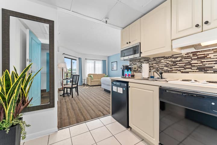Private Balcony | Kitchenette | Pools | Universal - Orlando