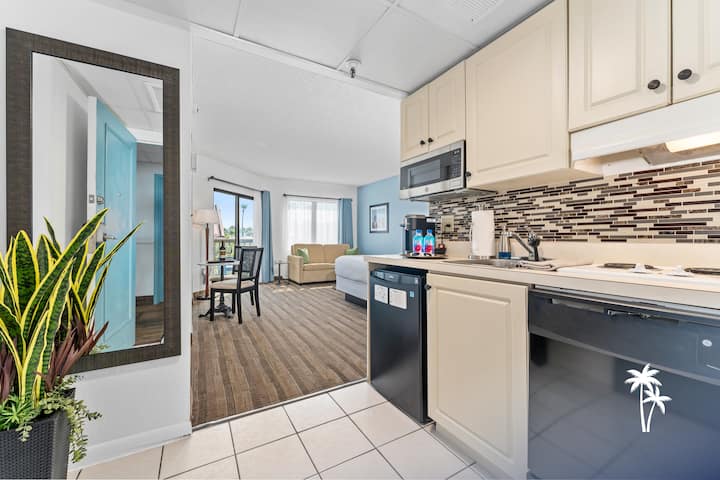 Central Comfortable Studio W/balcony & Kitchenette - Orlando, FL