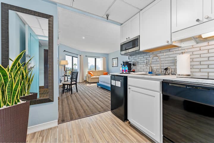 Central Superior Studio W/balcony & Kitchenette - Orlando, FL