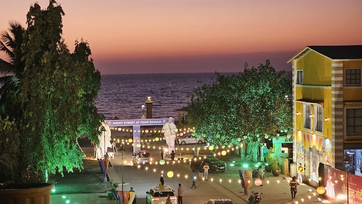 Sea View Luxurious Flat - Daman