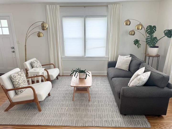 Cozy Historic Bungalow With Modern Amenities - Bloomington