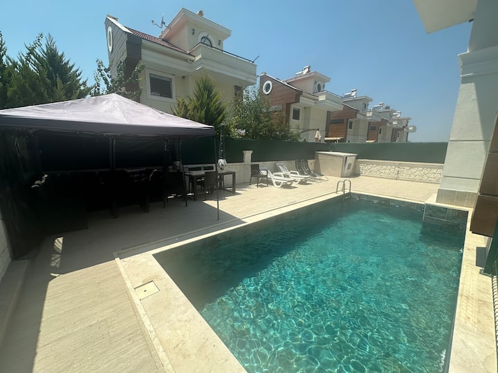 Villa Mit Pool Am Meer - Dikili