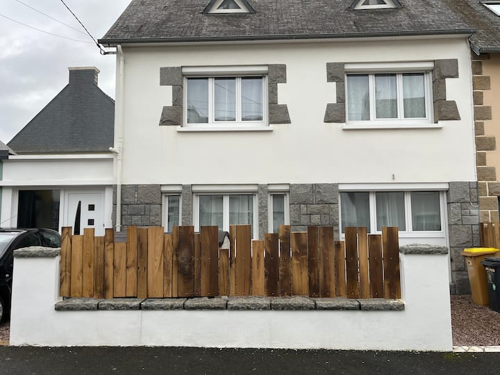 Maison De Ville Avec Jardinet, Quartier Calme. - Saint-Brieuc