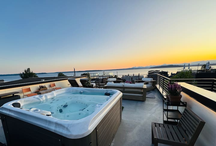 Alki Luxe | Rooftop Hot Tub  | Views - シアトル