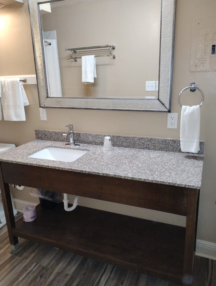 (223) 1 King Bedroom/1 Bath Apt W/ Full Kitchen - Baton Rouge