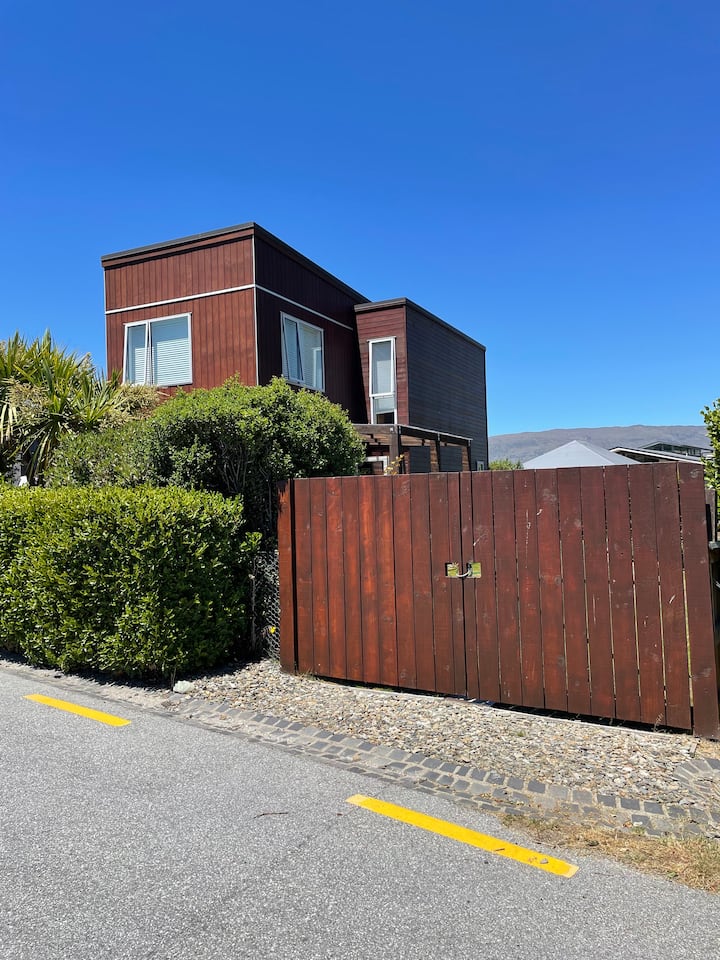 Modern 3 Bedroom Home, 7 Mins Drive From Town - Wanaka