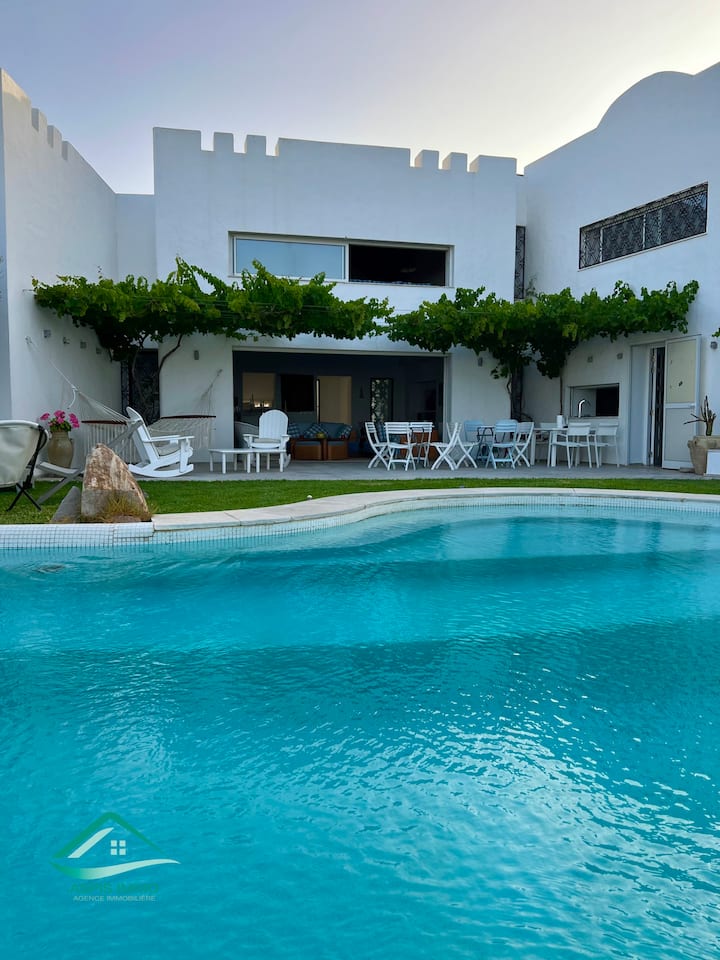 Villa S+5 Avec Piscine - Kelibia