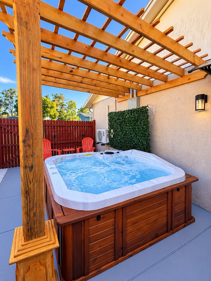 Private Jacuzzi. 12 Min To Tpa. Cozy Loft - Tampa, FL