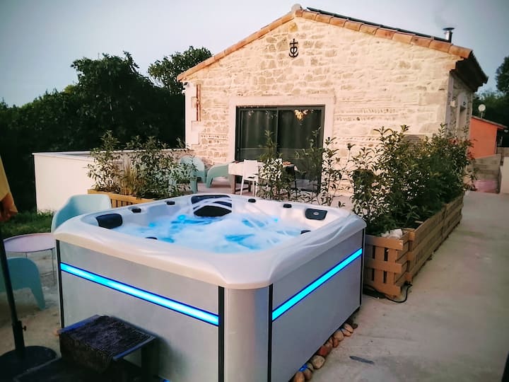 Logement Nature
Jaccuzi Spa
à 15 Min Arles Nîmes - 아를