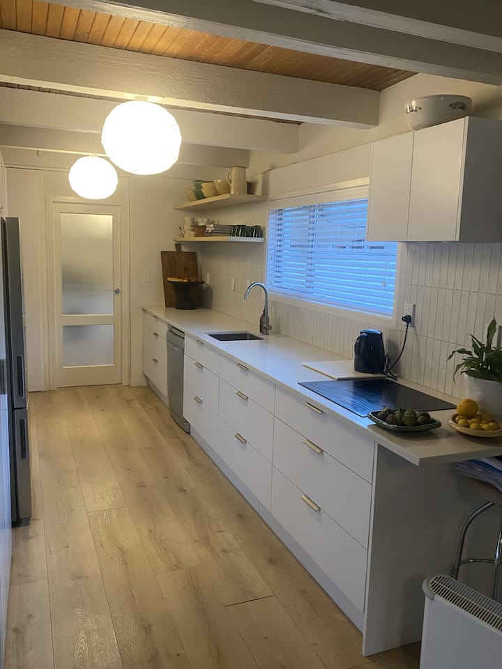 Relaxed City Living - 3 Bedroom Home With Parking - Christchurch