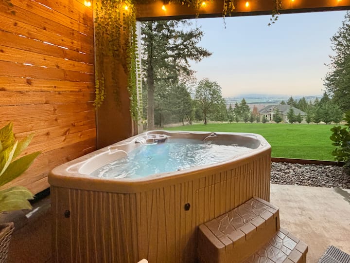 Hillside Haven: Spa Vibes, Firepit & Views! - Forest Grove, OR