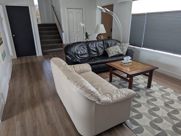 Charming Mid-century 3 Bed Home - Kelowna