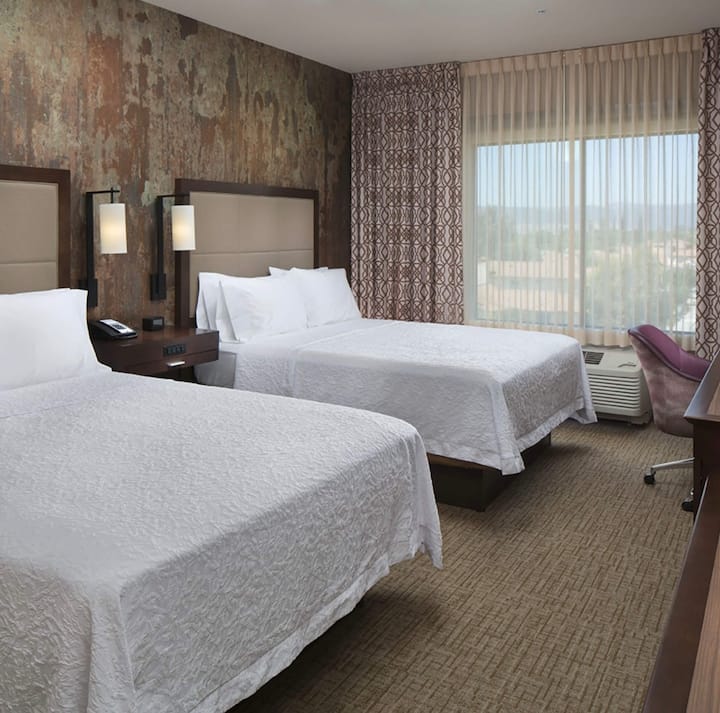 Stylish 2 Queen Room W/ Parking & Breakfast - Temecula, CA