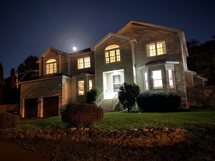Luxury 6 Br · 7 Beds · 3.5 Ba · 4,500 Sq Ft - Salem