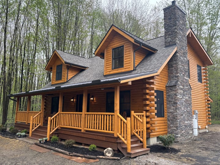 Spacious Log Cabin Nestled On A Private Wooded Lot - Geneva-on-the-Lake, OH