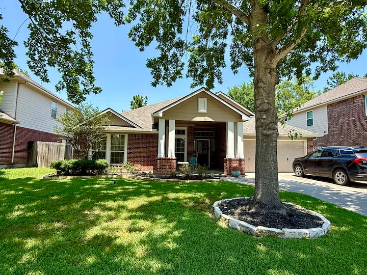 Spacious Summerwood Retreat - Humble, TX
