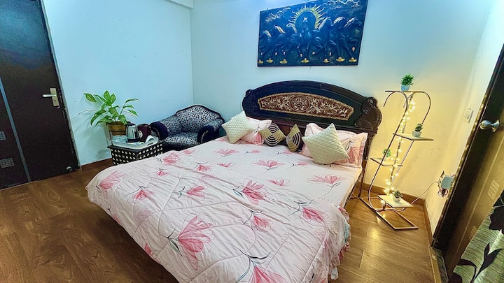 Room In A Ultra Luxury Society - Faridabad