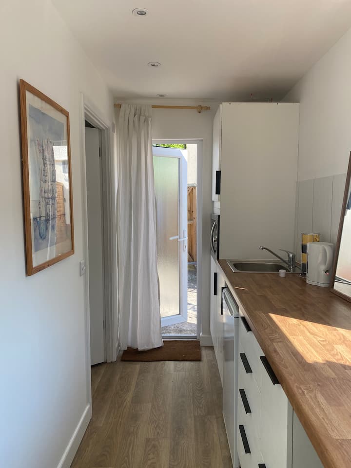 Private Cosy Guest House For Two - Cardiff