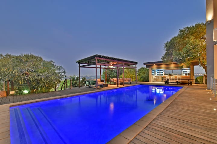 Grand Outlook Events Venue And Luxury Villa - Johannesburg