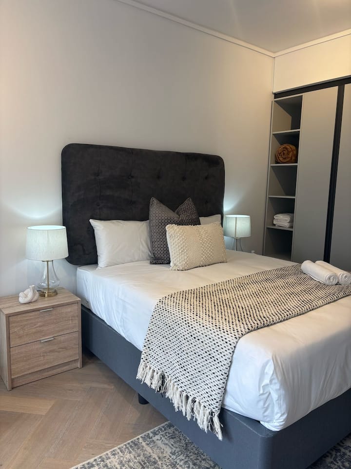 Cozy Studio With Pool | Zeeland Pier - Camps Bay