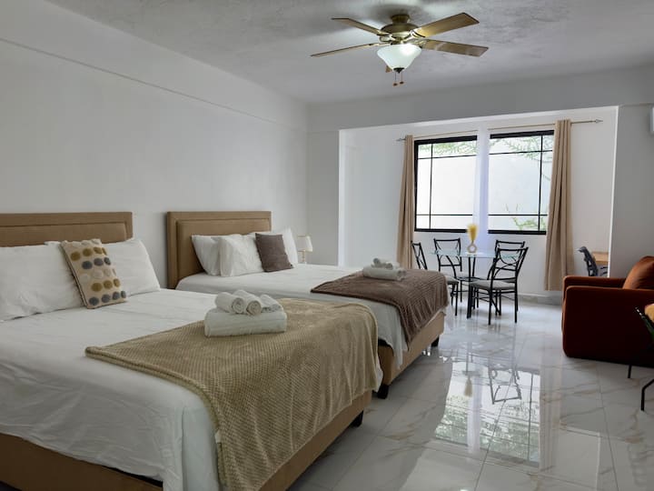 01 - Double Queen Room W/ Pool & Secure Stay - 킹스톤