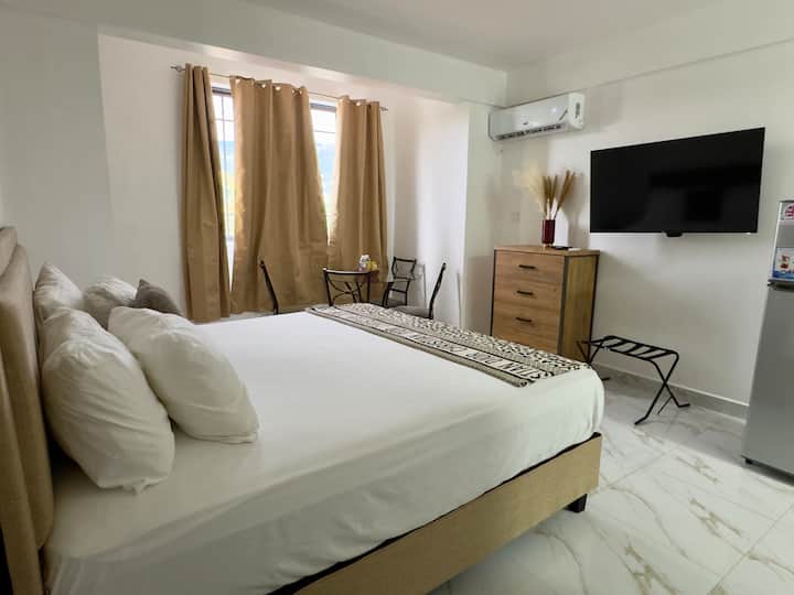 18 - Standard King | Pool Access | Secure - Kingston