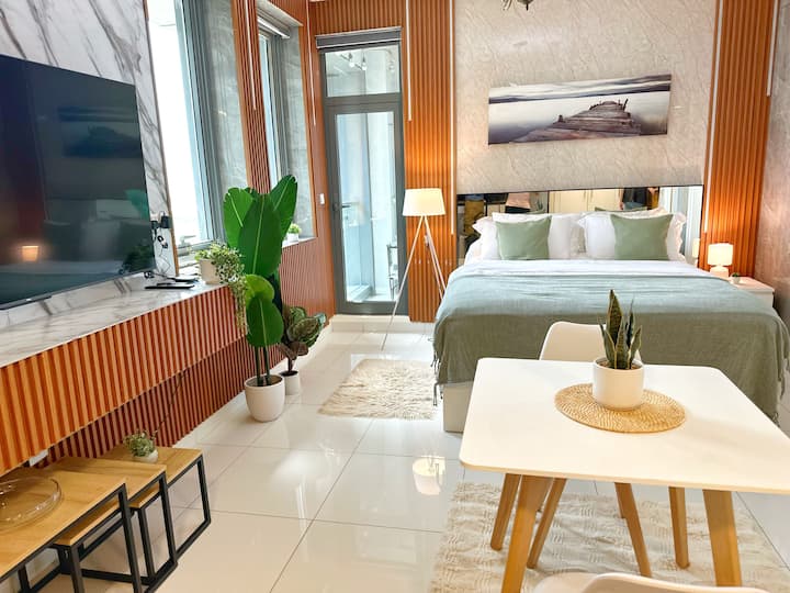 Chic Cozy Downtown Studio W/ Pool | Balcony Views - Dubai