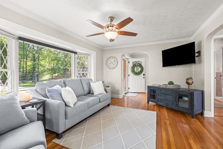 Lakeside Farmhouse: Walk To Marina, 3mi To Hpu - High Point, NC