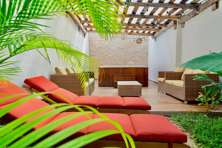 Cozy House With Private Hot Tub And Terrace -