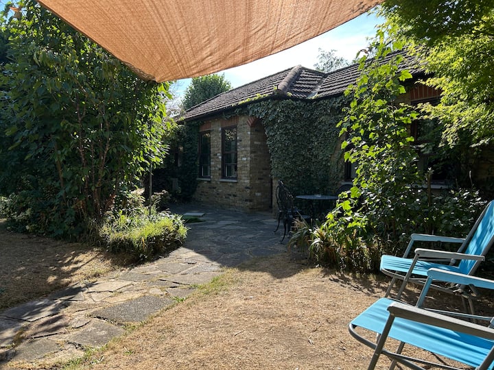 Cottage In The Gardens Of A Victorian Villa - Hampton