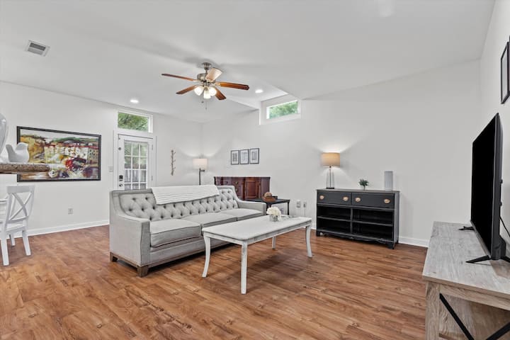 Beads & Boutique Unit A- Walk To Mardi Gras! - Mobile, AL