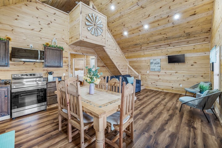 The Yellow Rose Cabin Located On Lake Granbury - Granbury, TX