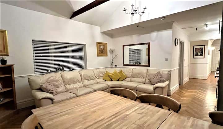 Spacious Ground-floor 4 Bedroom Apartment - London