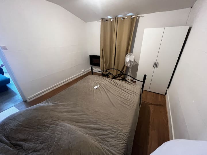 T2 Cosy Terrasse Netflix Disney+ - ibis Budget Bobigny Pantin