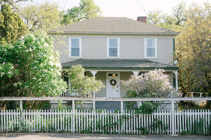 Victorian Farmhouse | Blackberry Ranch Retreat - Cloverdale, CA