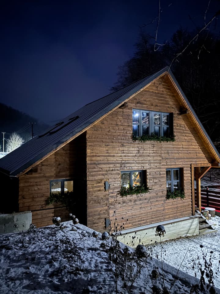 La Pomme: Modern Nature Retreat With Jacuzzi - Transylvania