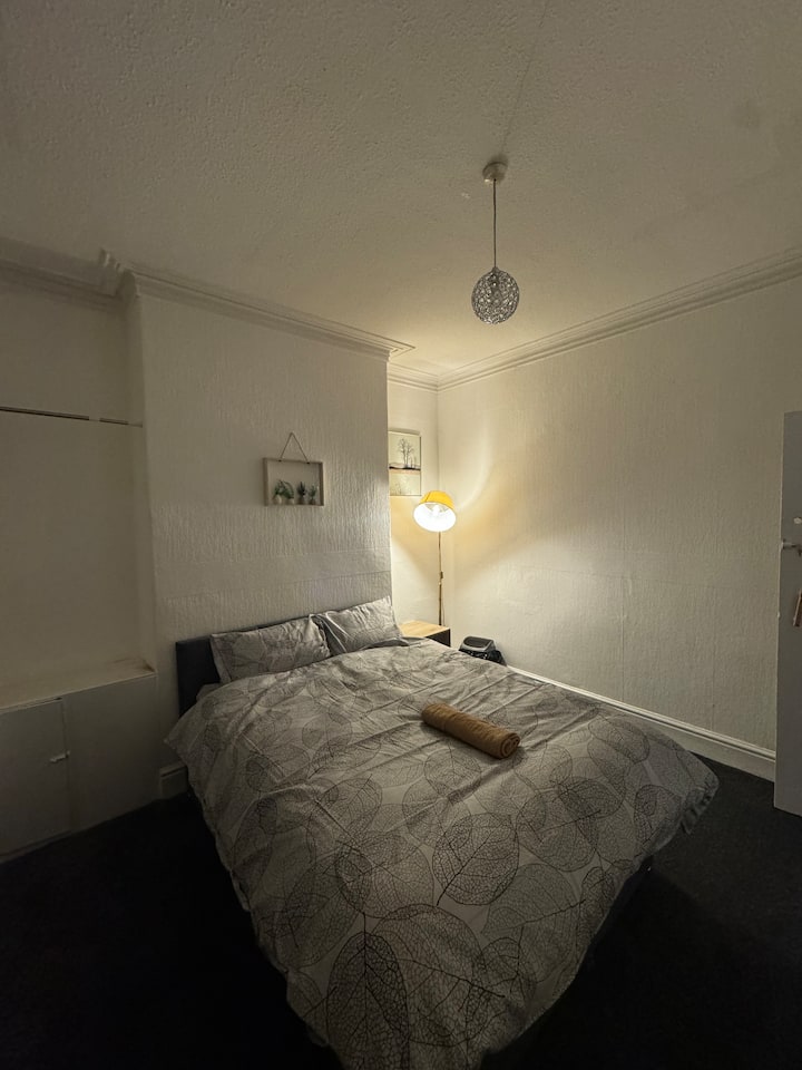 Private Double Bed Near Town - Manchester