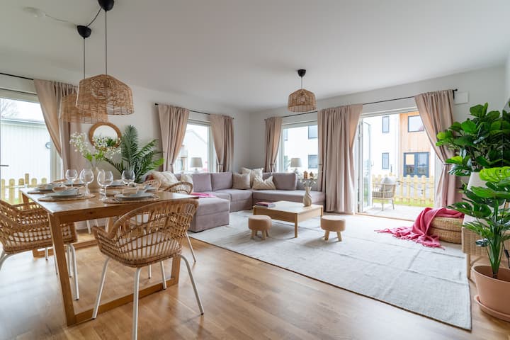 Bright Ground Floor Corner Home With Cozy Outdoor - Båstad