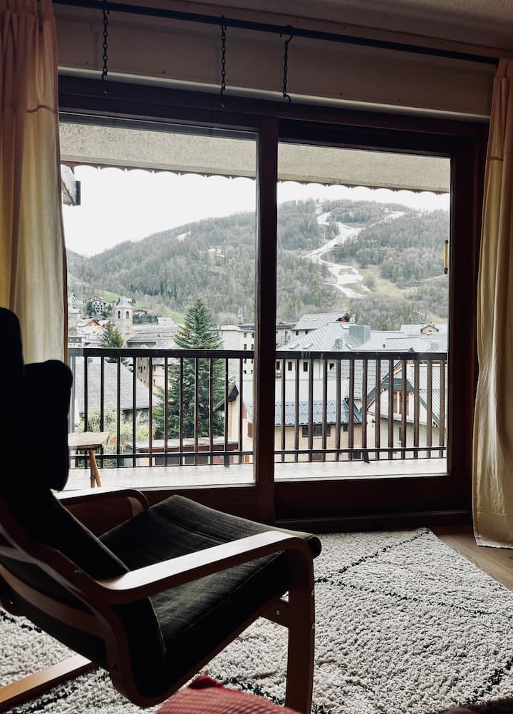 Cocon Familial Au Calme . Vidéo Projecteur. Vue. - Valloire